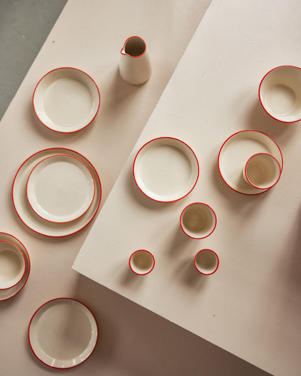 Moderne Keramikteller handgemacht in Portugal